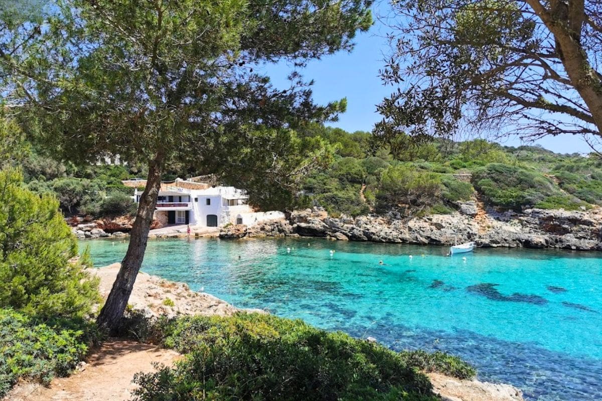 Las 11 mejores calas de Menorca (que parecen piscinas)